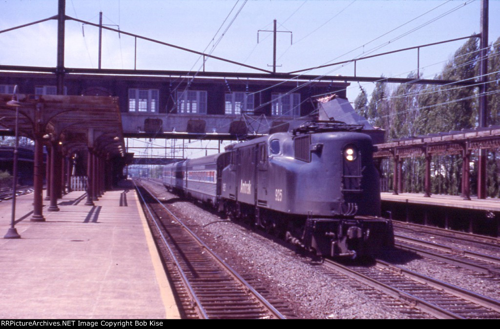 Amtrak GG1 925 EB through Lancaster Station